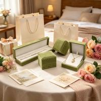 China Vintage Green Velvet Luxury Jewelry Box Set Simple Luxury Necklace Gift Box Custom Color for sale