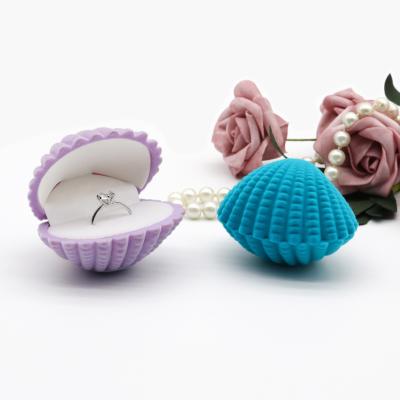 China Small Luxury Velvet Jewelry Case Premium Velvet Ring Holder Elegant Packaging for sale