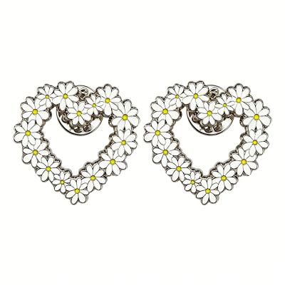 China Daisy Enamel Pins Heart Shape Brooch Lapel Pin For Backpack Jacket Fashion Gift Wholesale for sale
