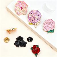 China Daisy Enamel Pins Heart Shape Brooch Lapel Pin For Backpack Jacket Fashion Gift Wholesale for sale