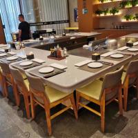 China Indoor Teppanyaki Grill Table with Customized Marble Decoration for 7-10 Seats and 500x400mm Cooking Size for sale