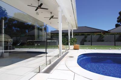 China Toughened Free Standing Glass Railing Modern Exterior 12mm Tempered Safety Barrier for sale