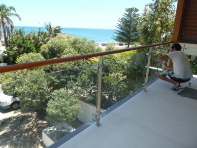 China Modern Baluster Glass Railing Customized Design Exterior With Wood Handrail for sale