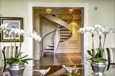 China Villa Modern Prefabricated Spiral Staircase Tempered Glass Railing Walnut Tread for sale