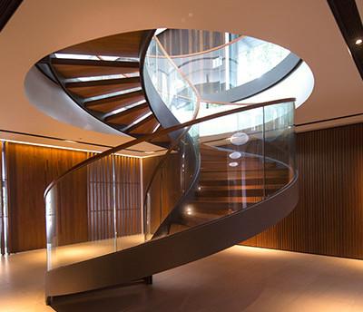 China Modern Curved Staircase Wooden Tread Tempered Glass Railing Durable 1200mm Span for sale