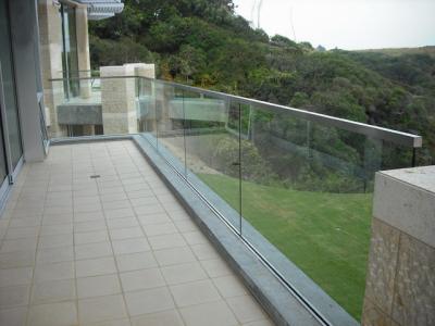 China Customize Size U Channel Glass Railing , Outdoor Balcony Systems Balustrades for sale
