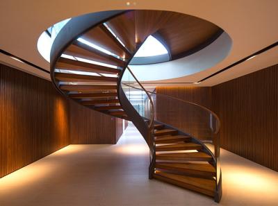 China Durable Modern Curved Staircase Interior Solid Wood Tread With Glass Railing for sale