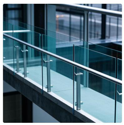 China Modern Aluminum Glass Balcony Railing with 8-12mm Tempered Glass and 1.05m Height for Weatherproof Indoor/Outdoor Use for sale