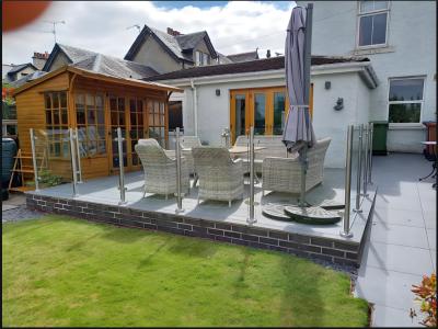 China 12mm Tempered Glass Frameless Balcony Railing with 316 Stainless Steel - Galvanized Finish for Easy DIY Installation for sale