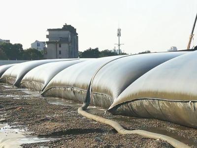 China 1.8m Height Geotextile Dewatering Tubes Providing 12.6m Circumference and 200 200kn Tensile Strength Engineered for Water Removal for sale