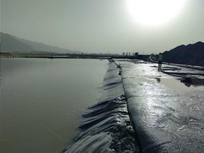 China Smooth Surface PP Woven Geotextile Customized Length Water Permeable Fabric Ideal for Civil Engineering and Agricultural for sale