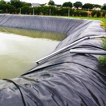 China Double-Sided Textured HDPE Geomembrane ASTM GM13 for Steep Slope Landfill Dam Stability Enhanced Friction Angle for sale
