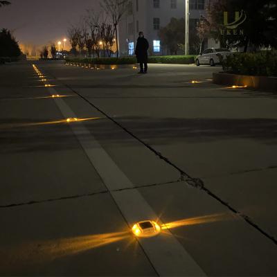 China Factory Price Flashing Outdoor Solar LED Waterproof Cat Eye Road Stud Dock Deck Light for Pathway for sale