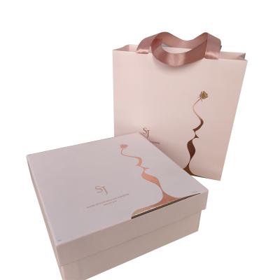 China Luxury Custom Logo Gold Foil Printed Kraft Paper Shopping Packaging Bag for Shoes Clothing for sale