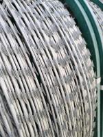 China Prison Mesh Fence Hot Dipped Galvanized Roll Concertina Double Strand Razor Blade Barbed Wire for sale