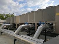 China Air Cooled Screw Chiller Midea AirBoost Variable-Speed 400-1,450 kW AHRI 551 591 T3-Rated Air-Cooled Screw Chiller for Extreme Climates -25 °C to 52 °C Operation for sale