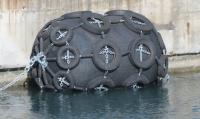 China Weather And Corrosion Resistant Marine Rubber Fender with High Energy Absorption and Chain and Rope Net Mounting for sale