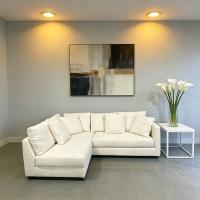China Hotel Furniture Wooden Frame With Fabric Sofa Set Modern Living Room Villa Apartment Art Hall Straight Sofa for sale