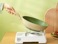 China 13Inch Chinese Aluminum Wok Pan With Tempered Glass Lid And Non Stick Coating for sale