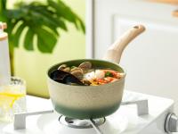 China Cast Iron Aluminum Wok Saucepan With Non Stick Coating And Heat Resistant Handles for sale