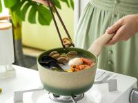 China Durable Non Stick Aluminum Saucepan With Stainless Steel Lid And Stay Cool Handle for sale