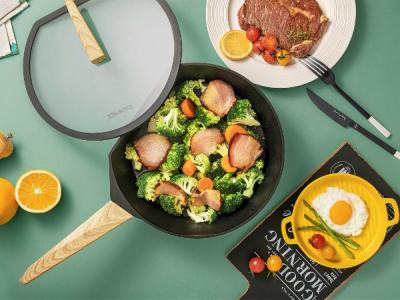 China Oven Safe Aluminum Frying Pan 10.25Inch With Silicone Handle for sale