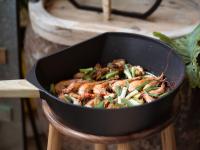 China OEM SGS 10Inch Cast Iron Skillet Aluminum Frying Pan For High Heat Cooking for sale