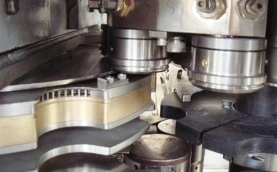 China Automatic Rotary Can Filling Machine 1,500BPH 330ml with 8 Filling Heads for Carbonated Beverages for sale