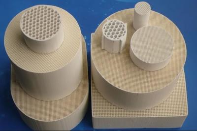 China 300 CPSI Ceramic Catalyst Filter Honeycomb 101.6mm Diameter Automotive Exhaust Substrate for sale