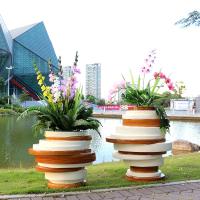 China Vertical White FRP Pots And White Fiberglass Planters For Flower for sale