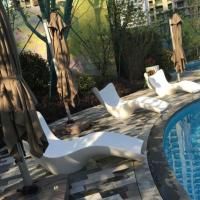 China Outdoor FRP Sculpture Sunbed Fiberglass Pool Lounge Chairs for sale