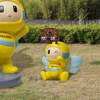 China Modern Lifelike Resin Bee Garden Statue Giant Insect Sculptures for sale
