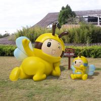 China Modern Lifelike Resin Bee Garden Statue Giant Insect Sculptures for sale