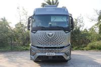 China High Torque CNG Tractor with Air Suspension 6.8x2.5x3.8m and Towing Semi Trailer for sale
