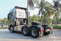 China High Torque CNG Tractor with Air Suspension 6.8x2.5x3.8m and Towing Semi Trailer for sale