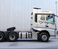China Euro 5 Heavy Duty Tractor Trailer with Air Suspension Seat and Carbon Steel Cargo Box for sale