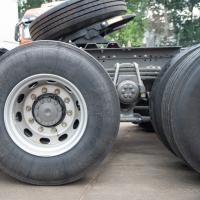 China Heavy Duty Trailer Truck with Air Suspension Driver Seat and 6.8x2.5x3.8m Dimensions for sale