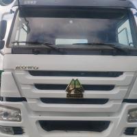 China Freight Transport Customized Heavy Duty HOWO Truck Tractor with Tubeless Tire Design for sale