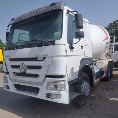 China Manual Transmission Type Sinotruk Cement Mixer Truck for Heavy Duty Construction Needs for sale