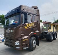 China 630HP Tubeless Power Steering Gas Tractor Trailer Truck 6*4 with Carbon Steel Cargo Box for sale