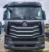 China 2024 Heavy Duty HOWO LNG Tractor Head Customized Design and Affordable Shipping Cost for sale