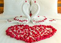 China Silk Polyester Fabrics Artificial Rose Petals For Decoration Non-Toxic for sale
