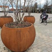 China 1000mm Raised Sphere Shaped Outdoor Metal Planter For Shopping Mall for sale