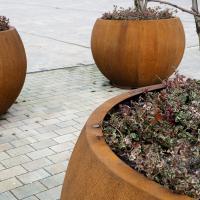 China 1000mm Raised Sphere Shaped Outdoor Metal Planter For Shopping Mall for sale