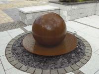 China Outdoor Rusty Corten Steel Garden Fountain Ball Shaped Waterfall for sale