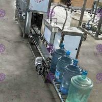 China SUS 304 Auto Lifting Feeding Gallon Filling Line - 120 BPH Capacity with 3400mm Monoblock Design for sale