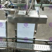 China SUS 304 Auto Lifting Feeding Gallon Filling Line - 120 BPH Capacity with 3400mm Monoblock Design for sale