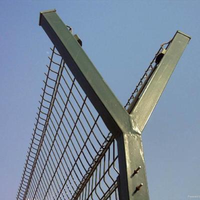 China 4mm Diameter Razor Barbed Wire Fencing Military Concertina Welded Mesh for sale