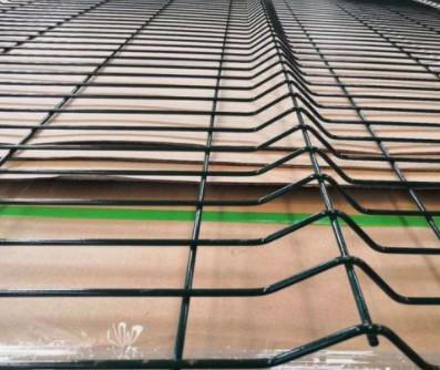 China Easily Assembled 3D Wire Mesh Fence 200*50mm Welded Wire Farm Fence for sale