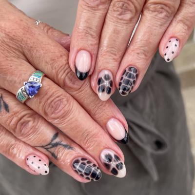 China Short Round Polka Dots Pattern Press On Nails Easy To Apply for sale